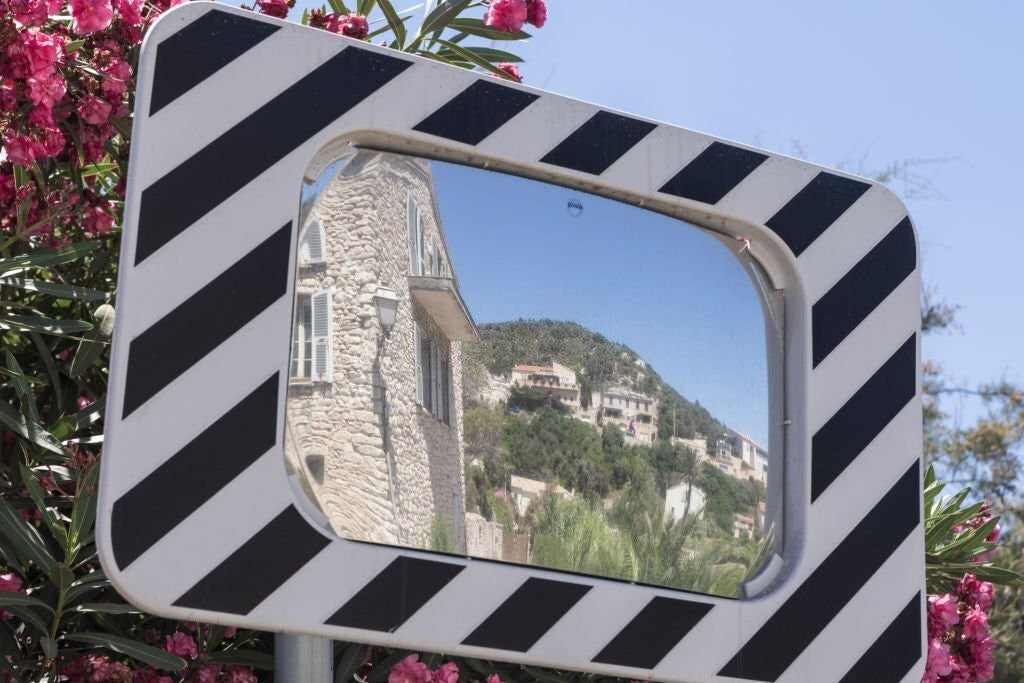 How do safety mirrors improve blindspot visibility in different ...